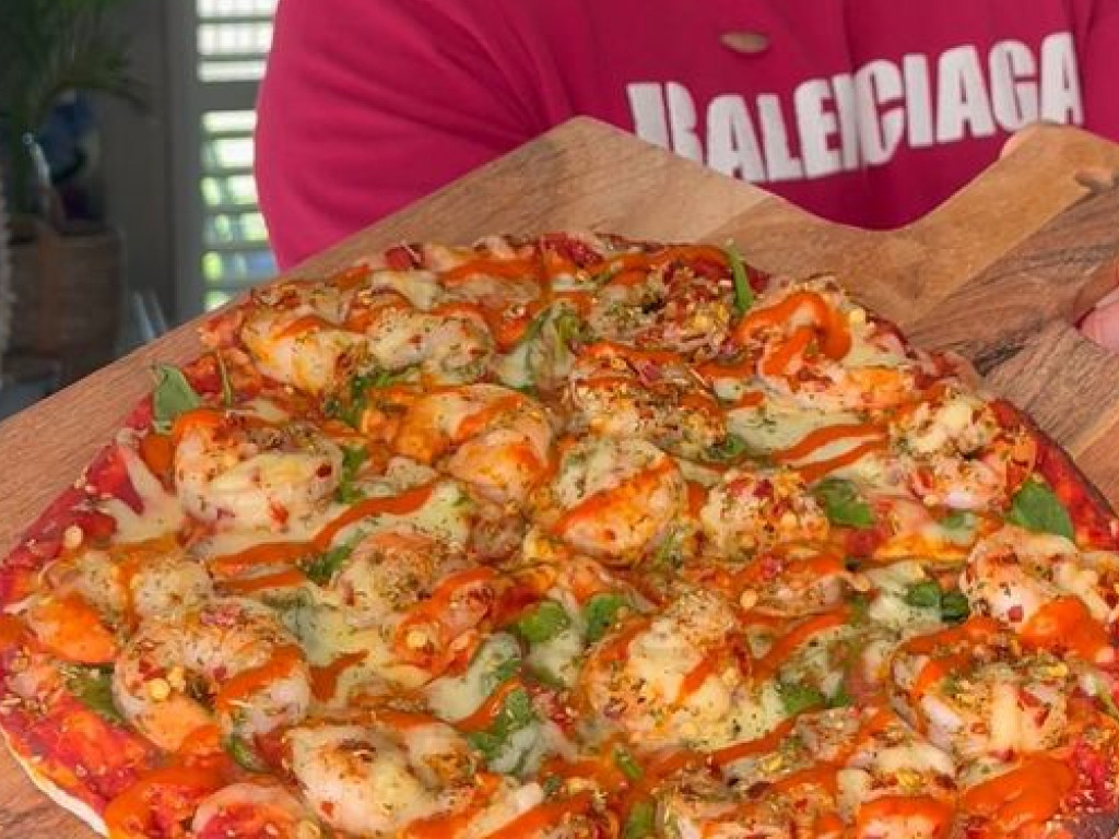 Massive Garlic Prawn Pizza by Aussie Fitness | MealPrep